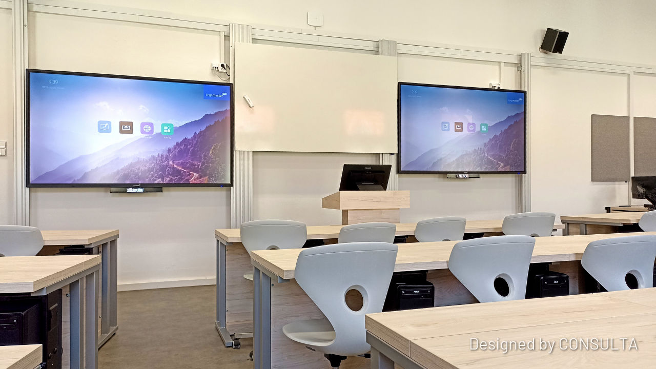 Počítačová učebna se dvěma dotykovými LCD displeji a studentskými stoly ...