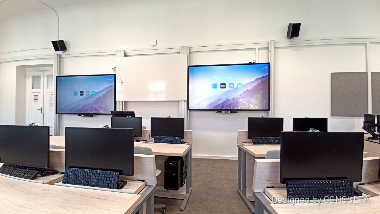 Počítačová učebna se dvěma dotykovými LCD displeji a studentskými stoly ...